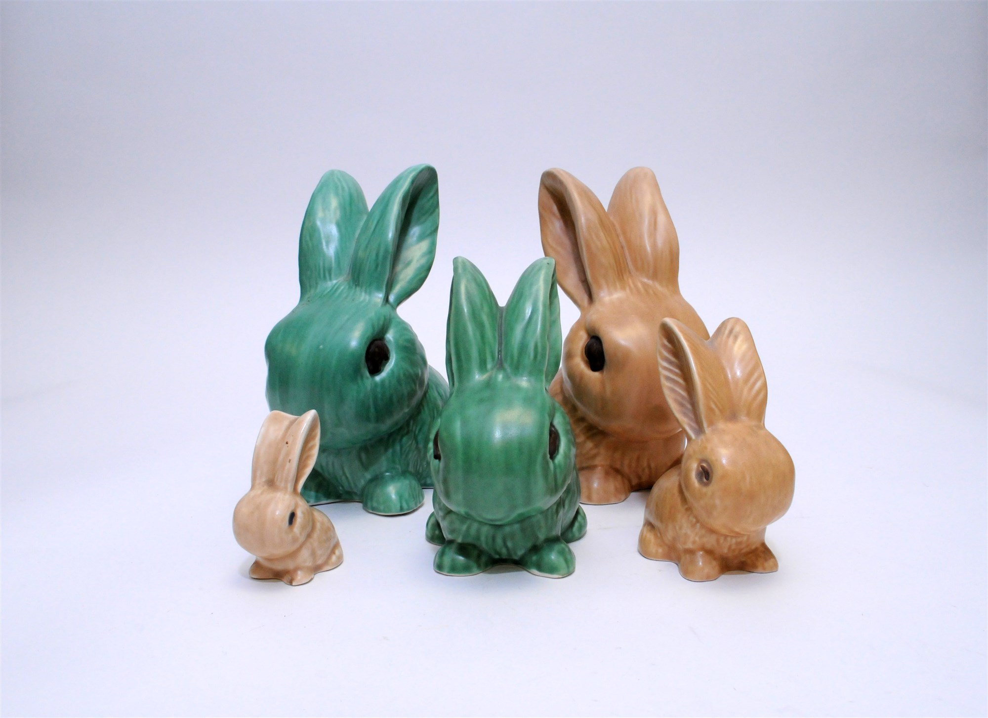 Lot 81 - Thirteen Sylvac models of rabbits in green
