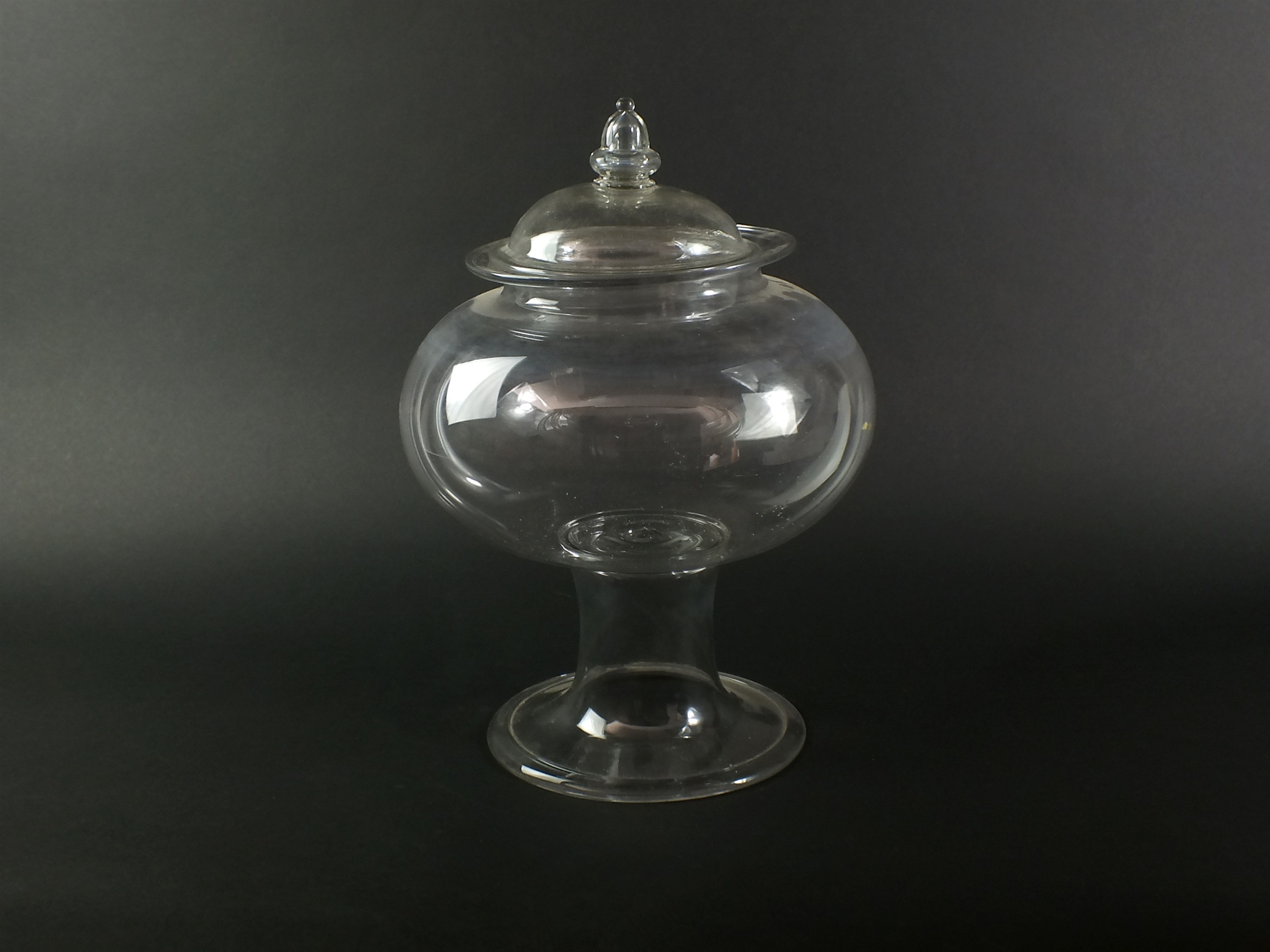 Lot 112 An Early 19th Century Glass Leech Jar And
