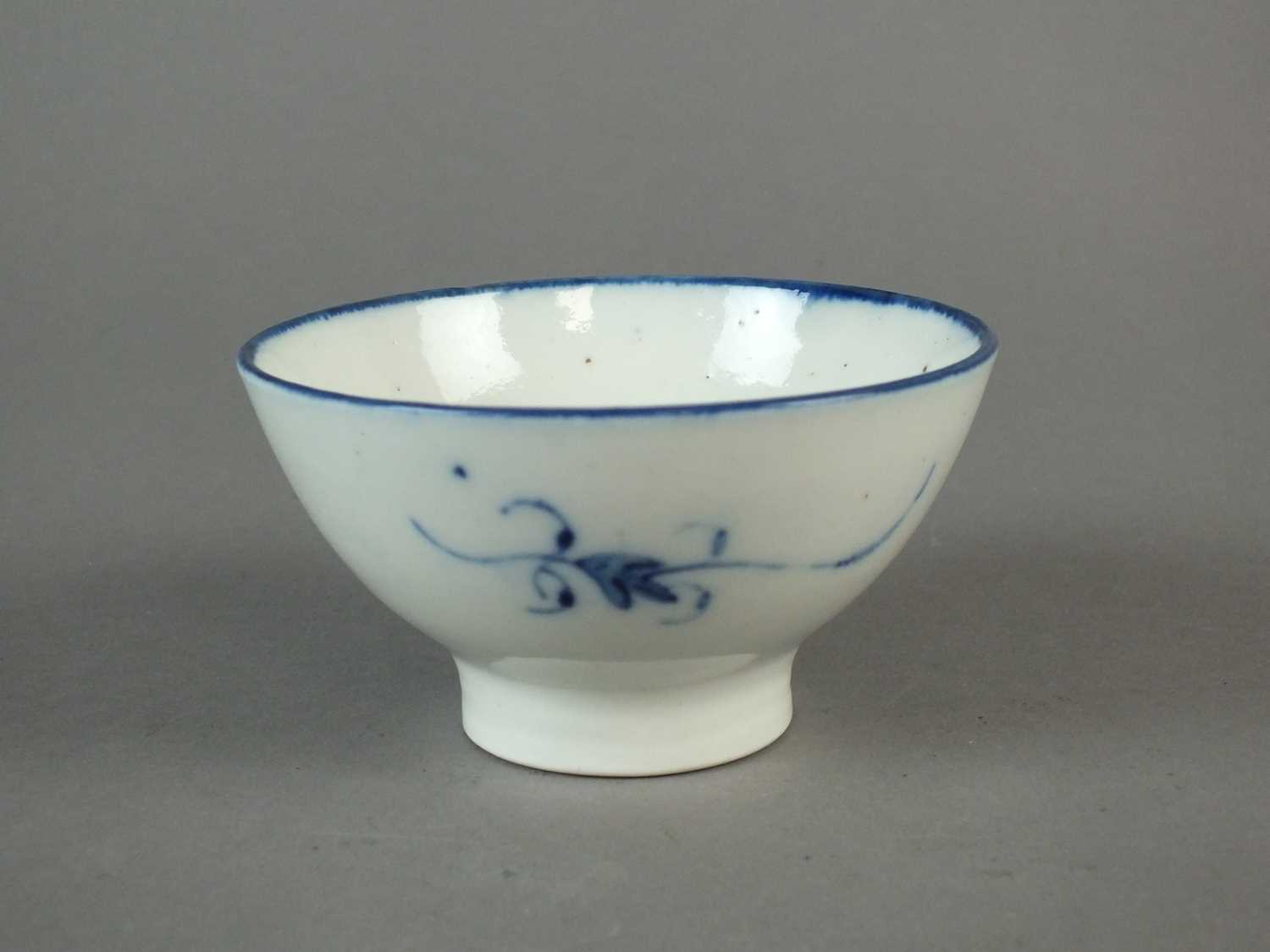 Lot 229 - Caughley 'Chantilly Sprigs' footed bowl