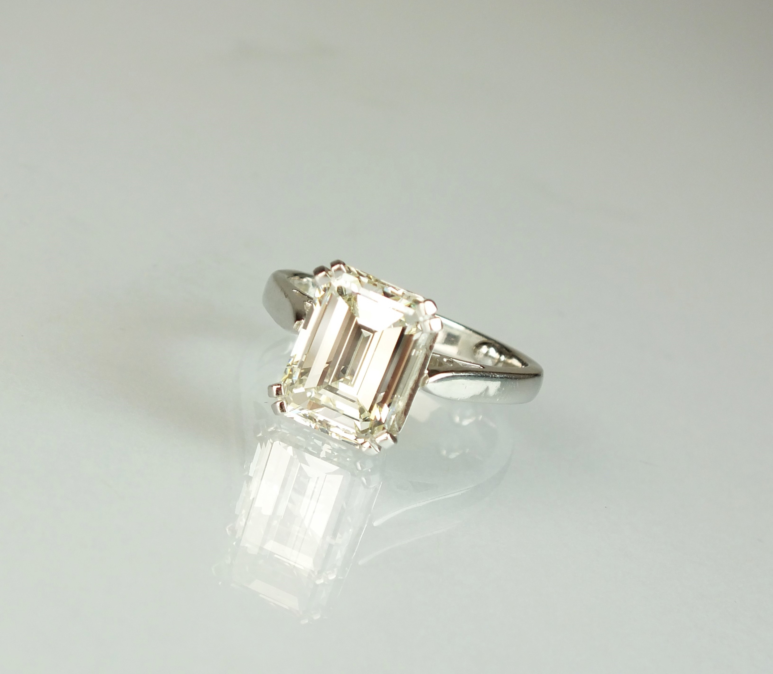 Lot 45 - A platinum single stone diamond ring