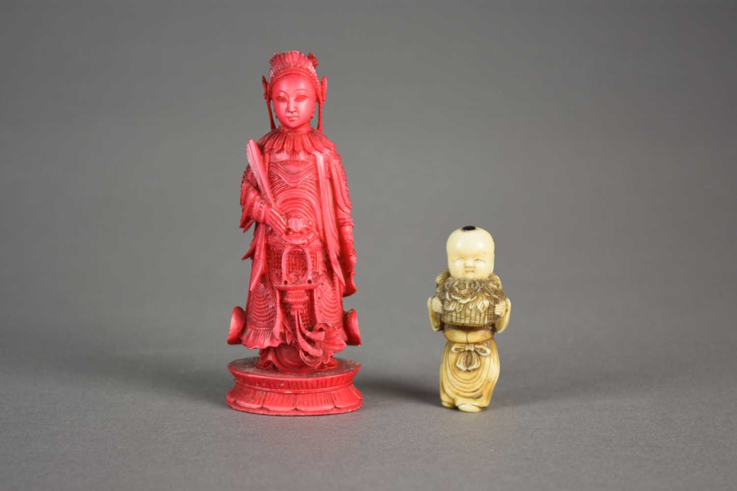 A Japanese ivory netsuke and a Chinese ivory chess piece | Barnebys