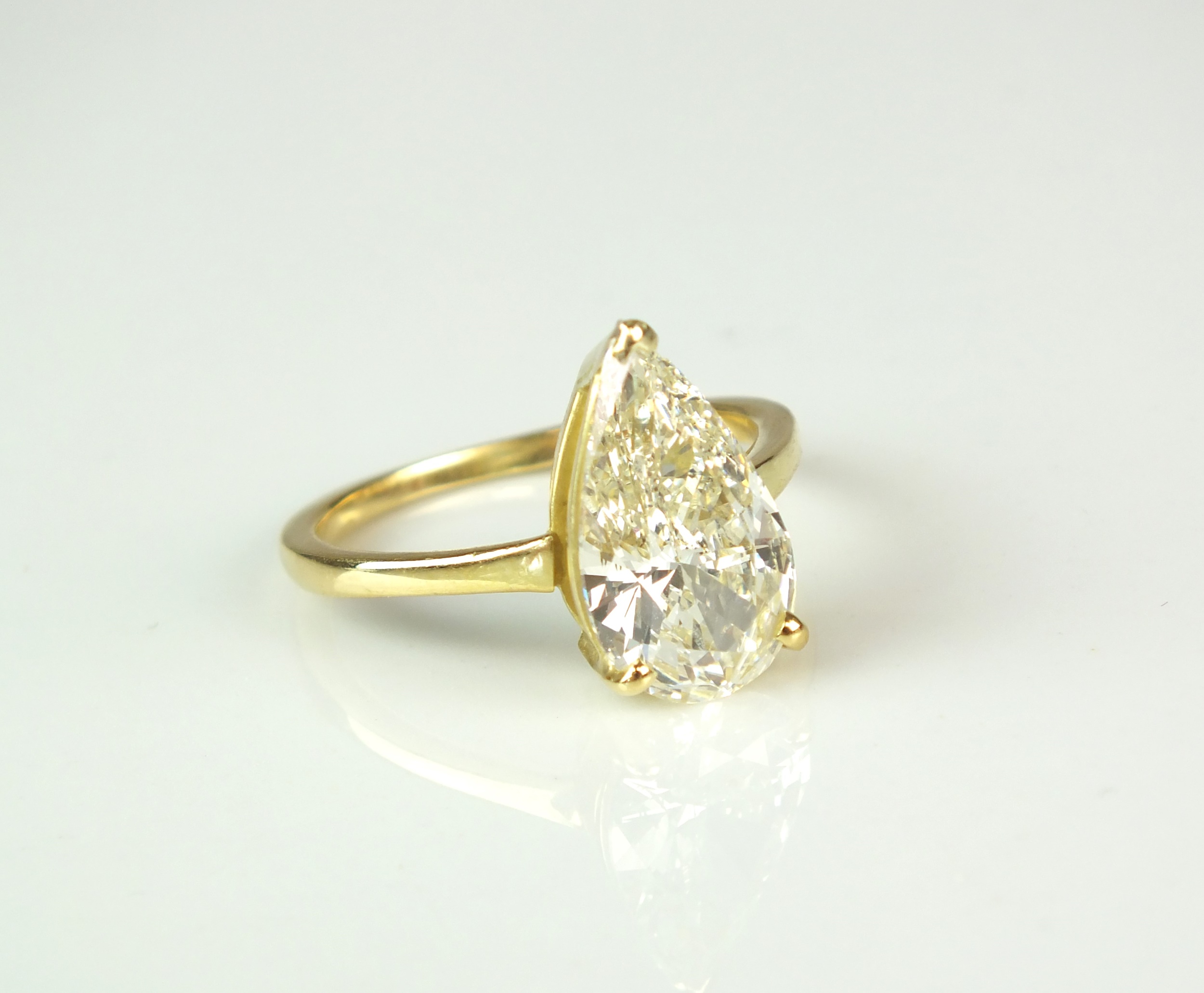 Lot 37 - An 18ct gold single stone pear shaped diamond