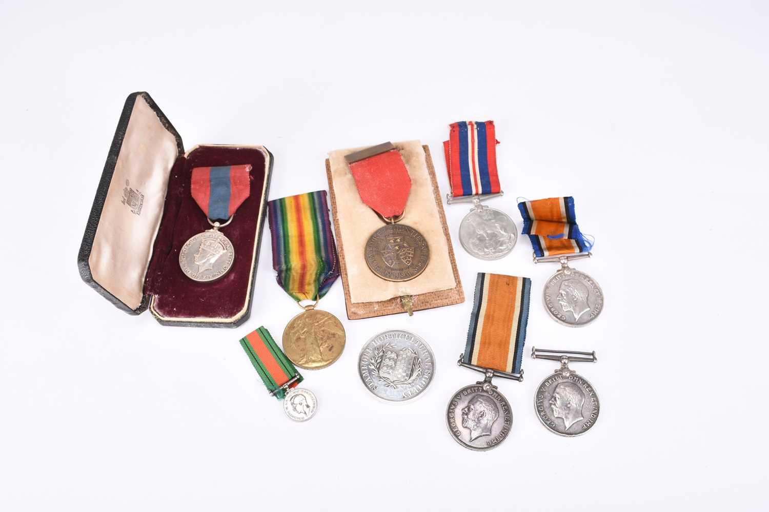 Lot 145 - A group of medals single WW1 medals