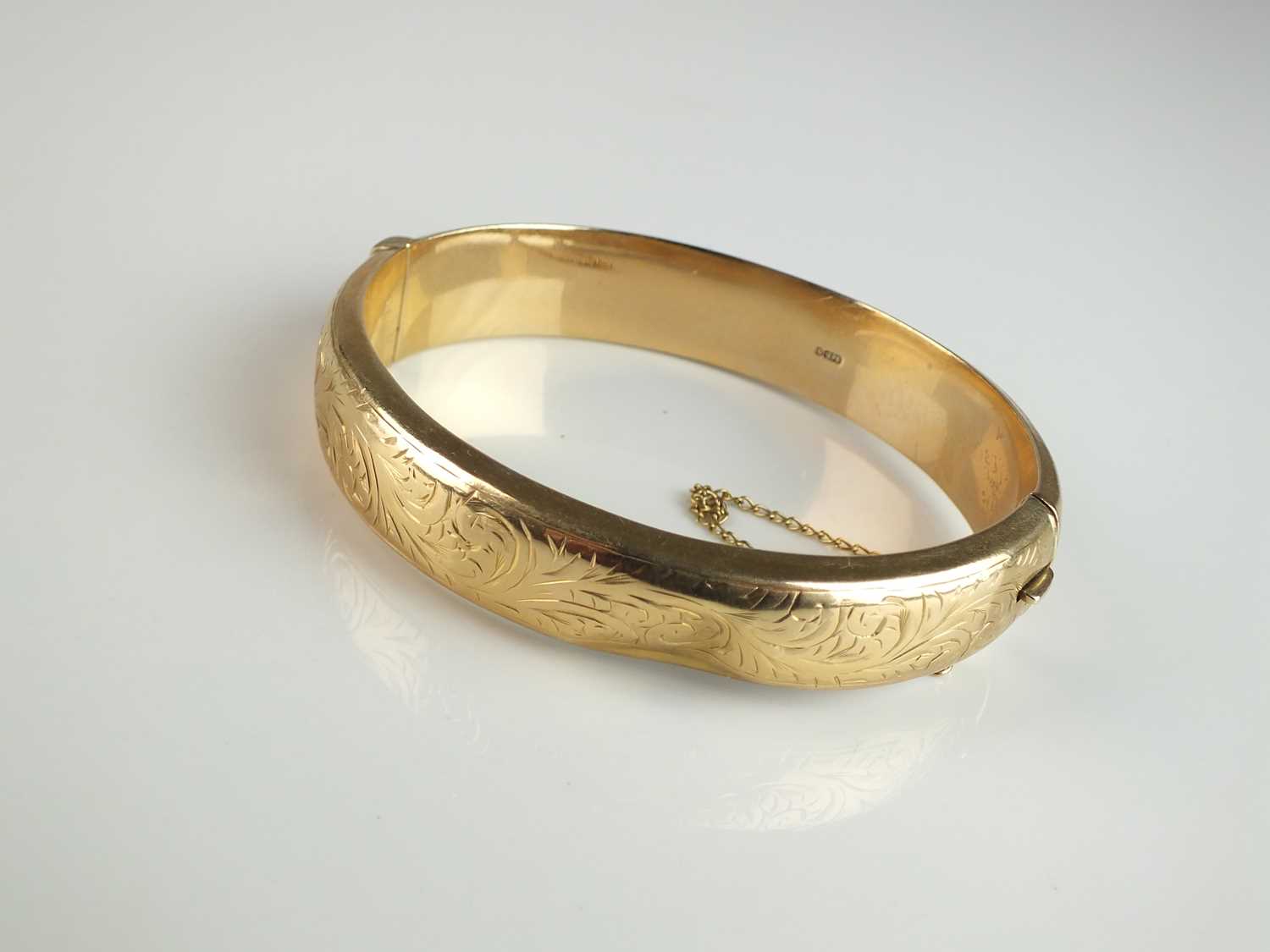 Lot 264 - A 9ct gold hinged bangle