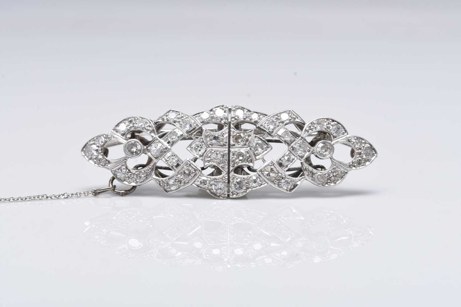 Lot 224 - An Art Deco diamond double clip brooch